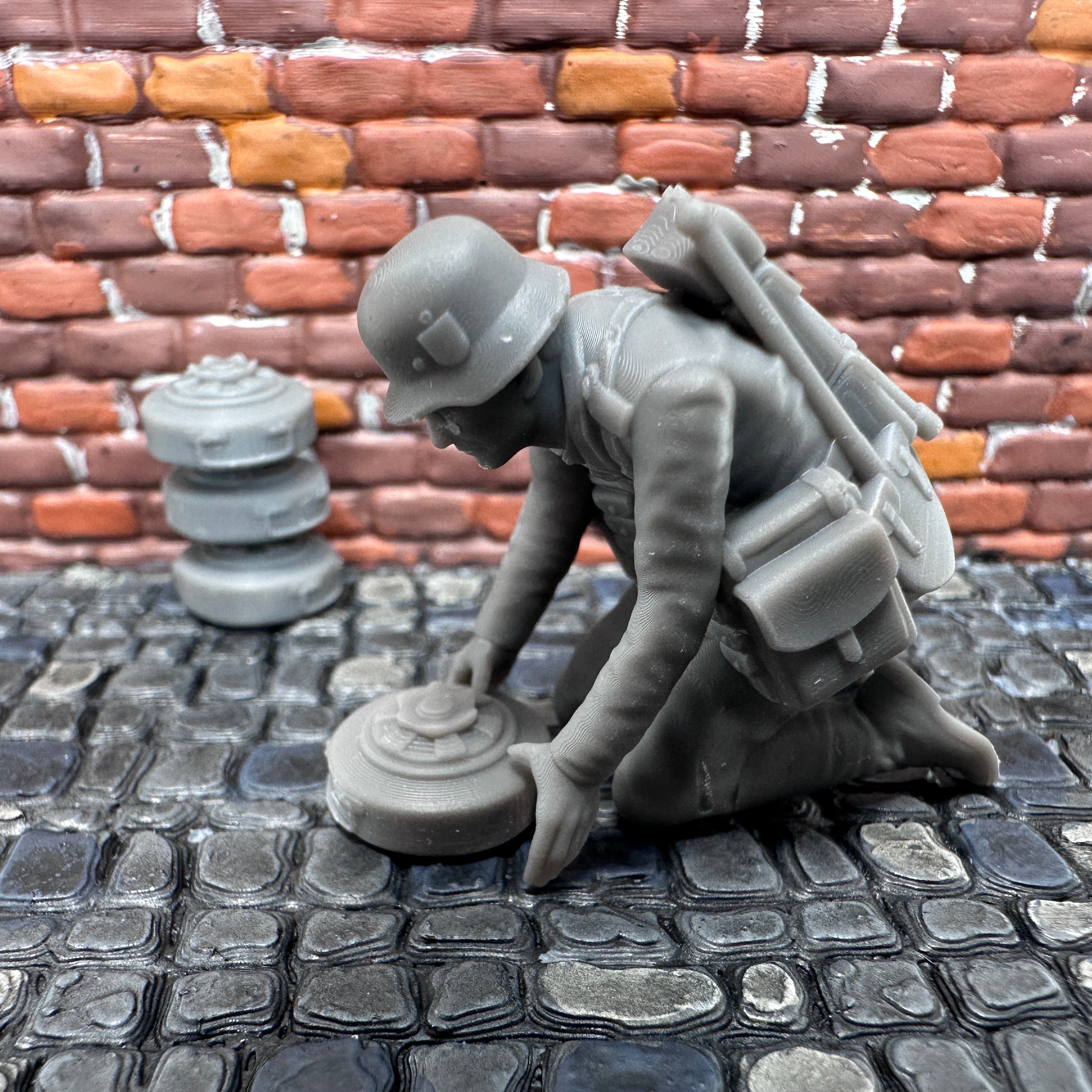 WW2 German Sapper Placing Land Mine – Finley 3D Miniatures